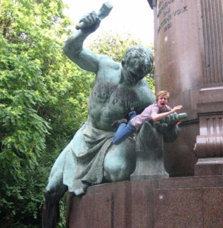 47 Times When People Clicked Embarrassing Pictures With Statues ...
