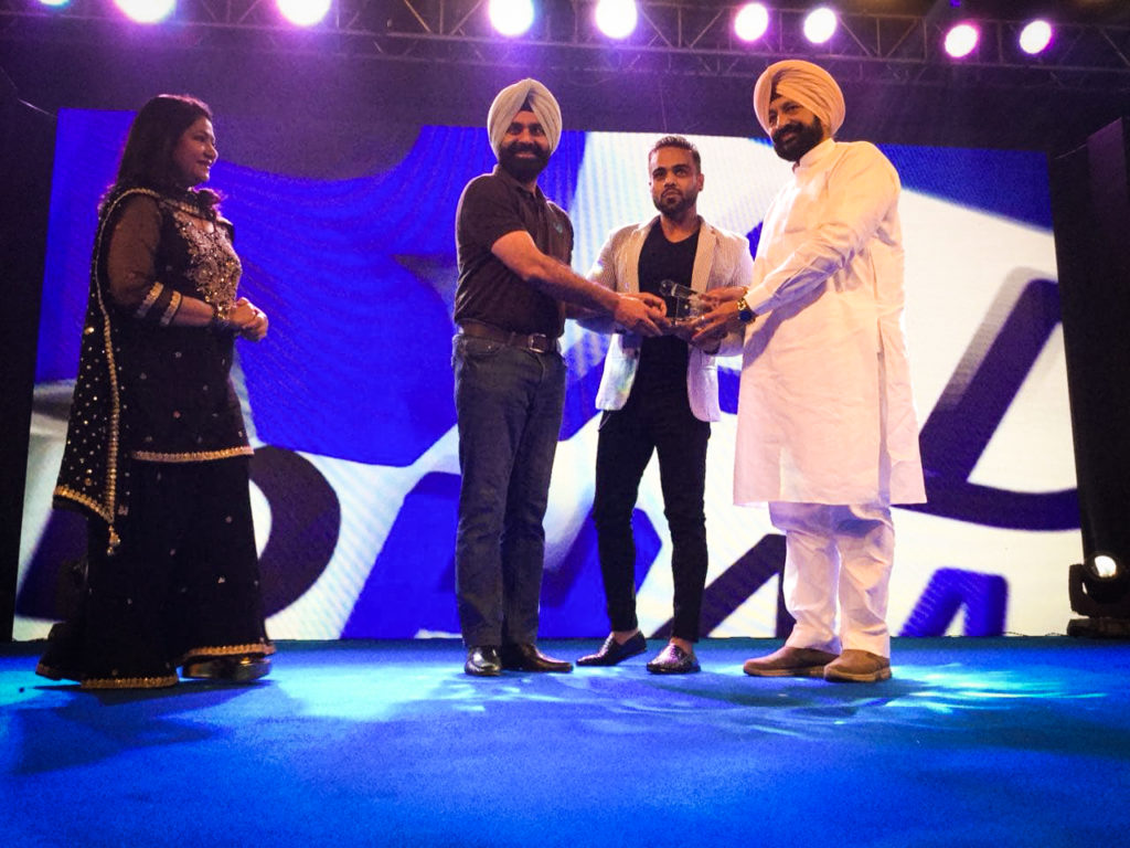 Indeep Bakshi gets honoured with Most Popular Singer amongst the youth ...