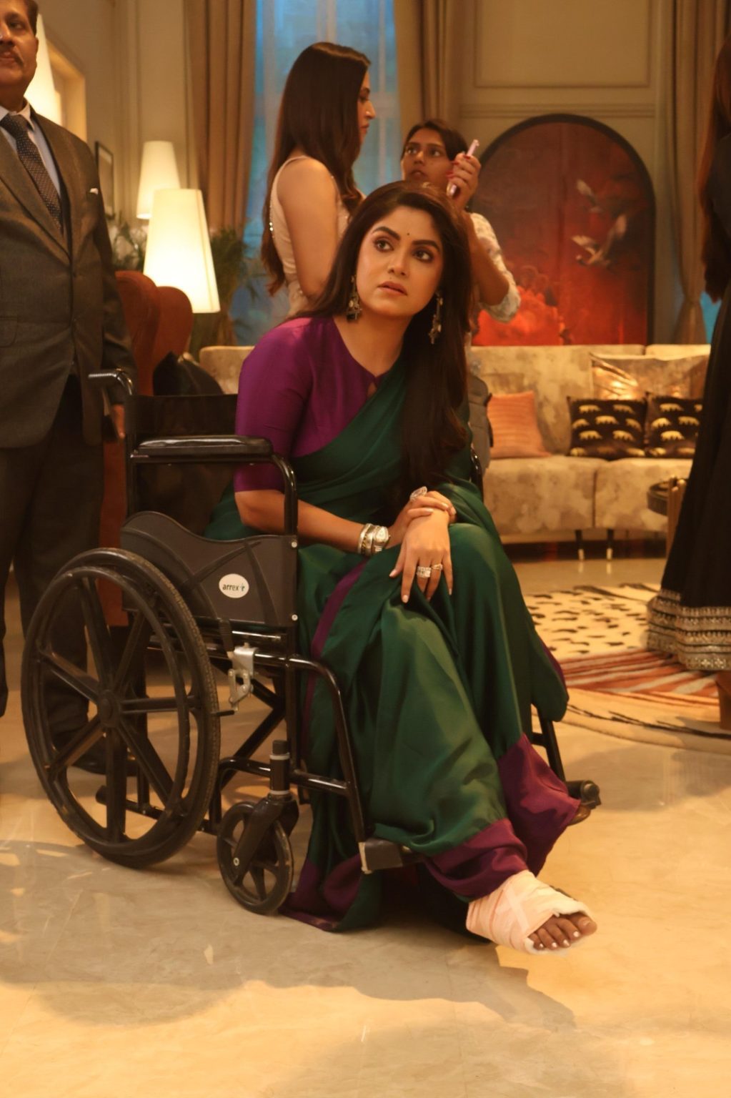 Despite a fractured foot, actor Sayantani Ghosh commits to shooting for ...